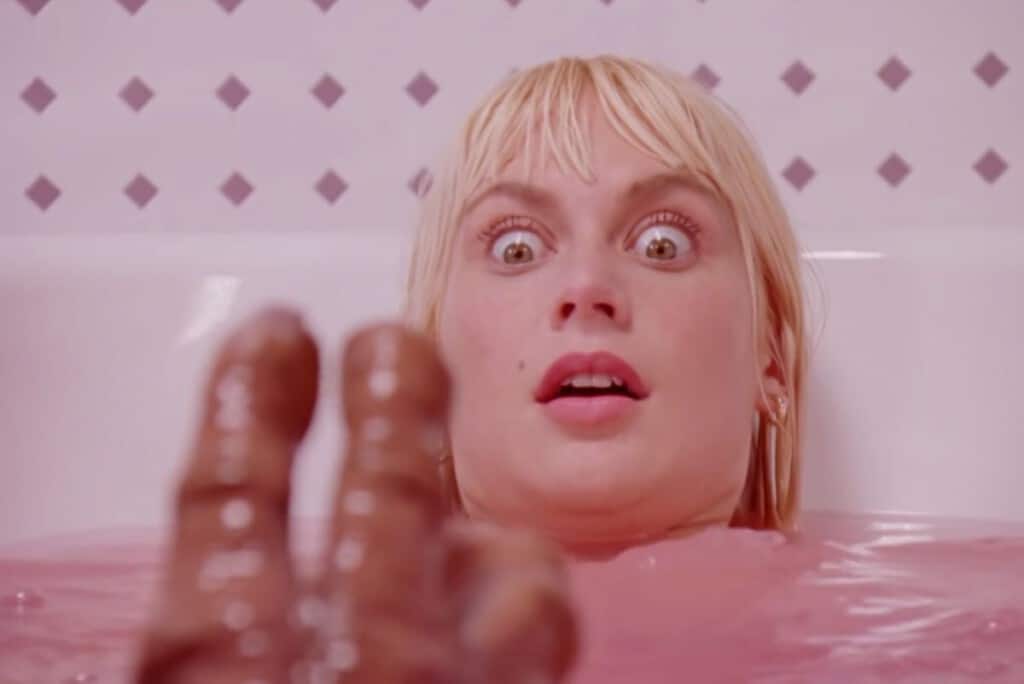 Alli Neumann lässt in ihrem neuen Video ihr inneres "Monster" frei ...